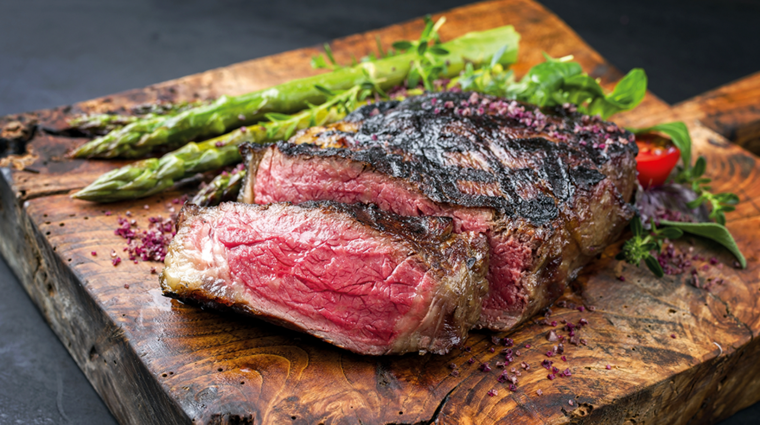 Entrecôte mit Gomasio, grünem Spargel und toskanischem Panzanella ...
